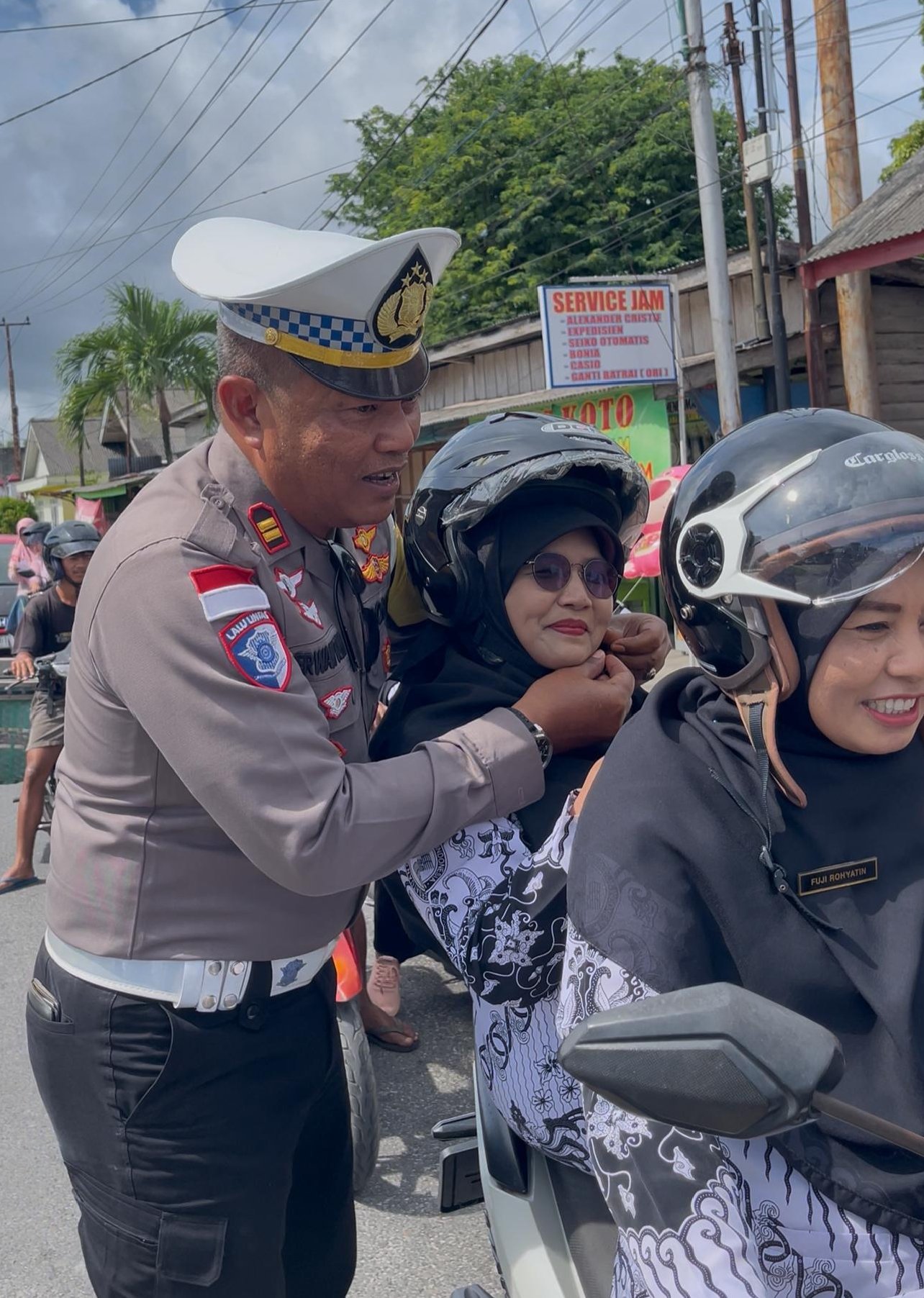 Satlantas Polres Natuna Bagikan Helm dan Brosur Keselamatan dalam ...